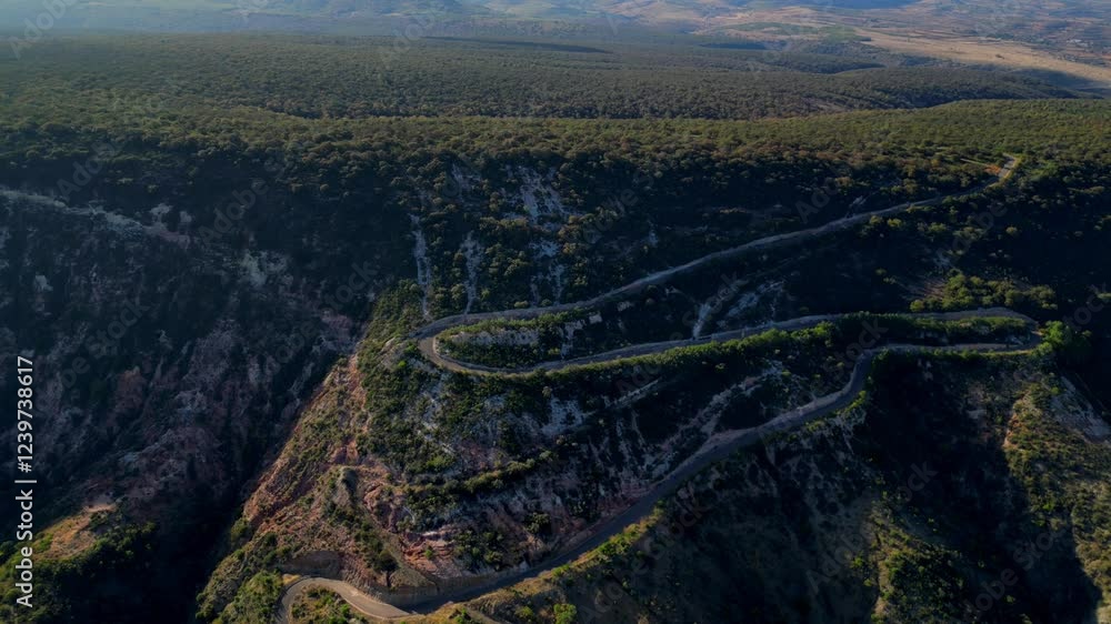 Carretera subiendo las laderas de una montaña para llegar a la cima con ...