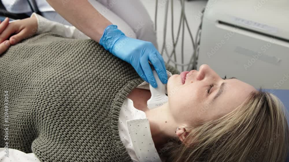 Vidéo Stock Ultrasound diagnosis of a patient in the clinic, the doctor ...