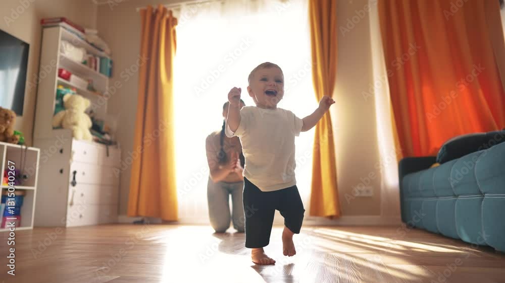 Vidéo Stock Baby is taking the first steps. happy family kid dream ...