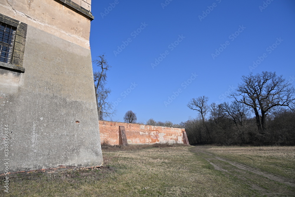 Poster mur obronny wysoki ceglany opuszczony – Wall Art | UkPosters