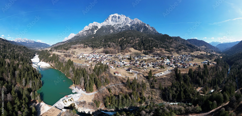 Vodo di Cadore mit Monte Antelao (3263m) und Lago di Cadore im Cadore ...
