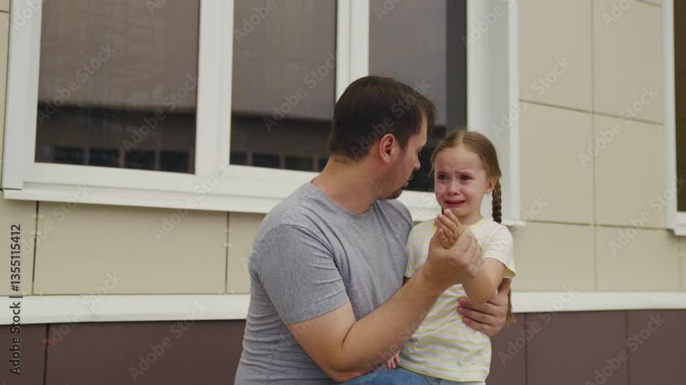 Vidéo Stock Caring father comforting his crying daughter, emotional ...