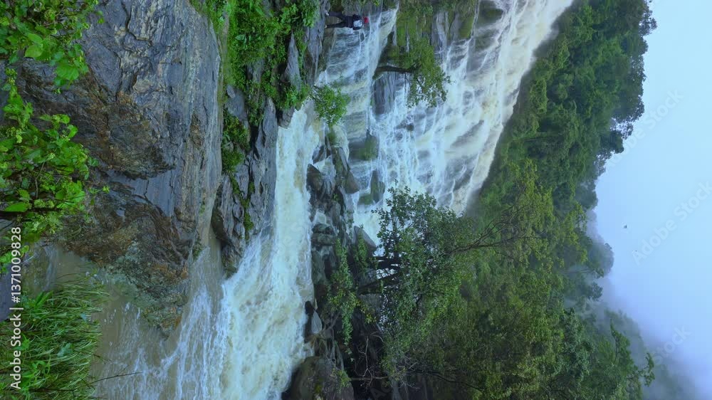 Vidéo Stock Mae Ya Waterfall is the most magnificent waterfall in ...