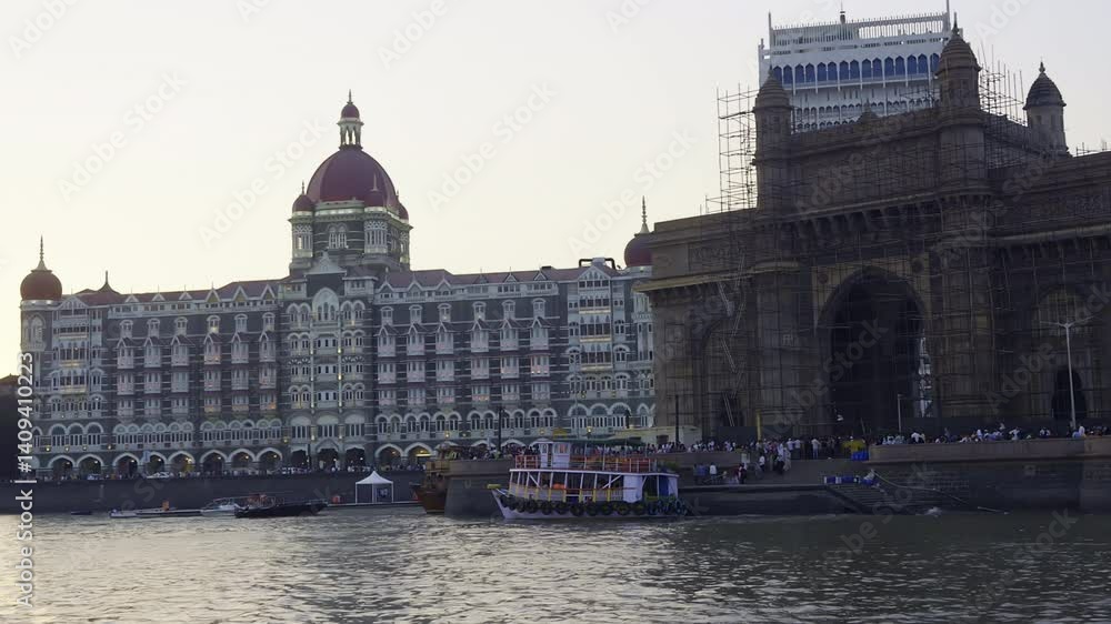 Vidéo Stock The Mumbai City skyline features the iconic Taj Hotel and Gateway of India across ...