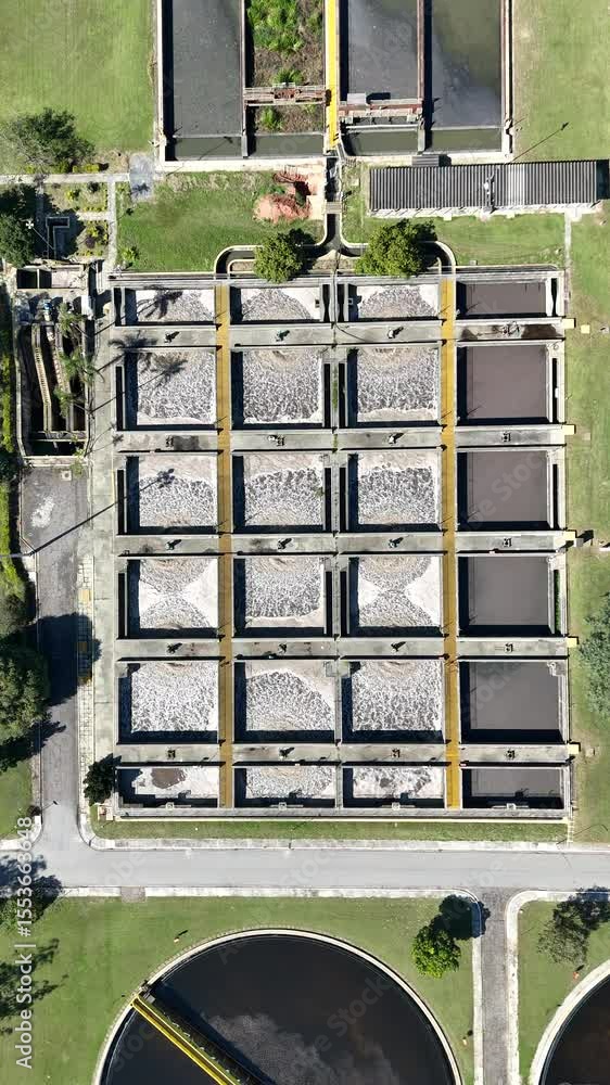 Imagem aérea mostra tanques industriais circulares em funcionamento no ...