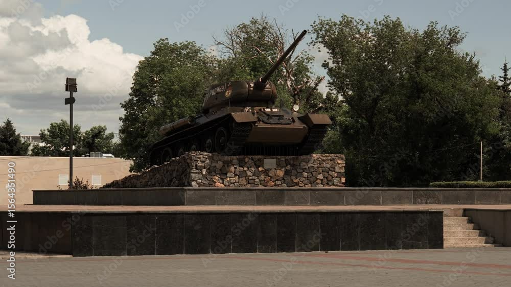 Vidéo Stock Legendary T-34 battle tank from WWII showcased in downtown ...