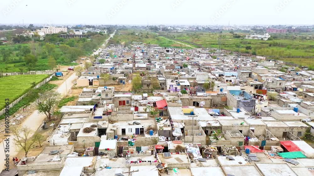 Poverty and Urban Slums in Islamabad, Pakistan. Drone view vídeo do ...