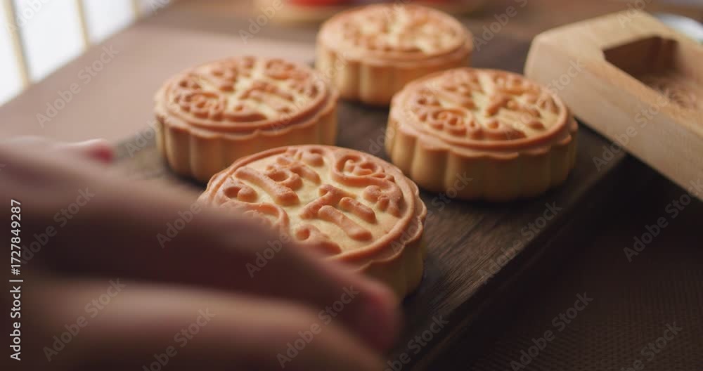Vidéo Stock Go home to eat mooncakes during the Mid-Autumn Festival ...