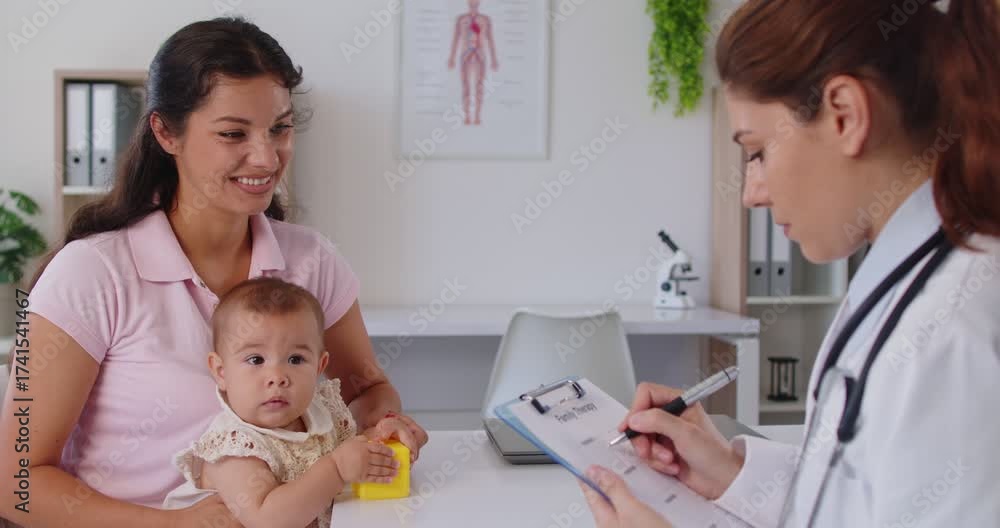Vidéo Stock Pediatrician appointment for happy mother holding infant ...