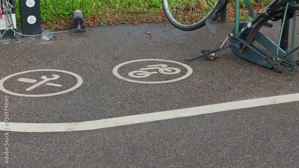 Effective signage and useful tools for urban bike paths deeply enhance ...