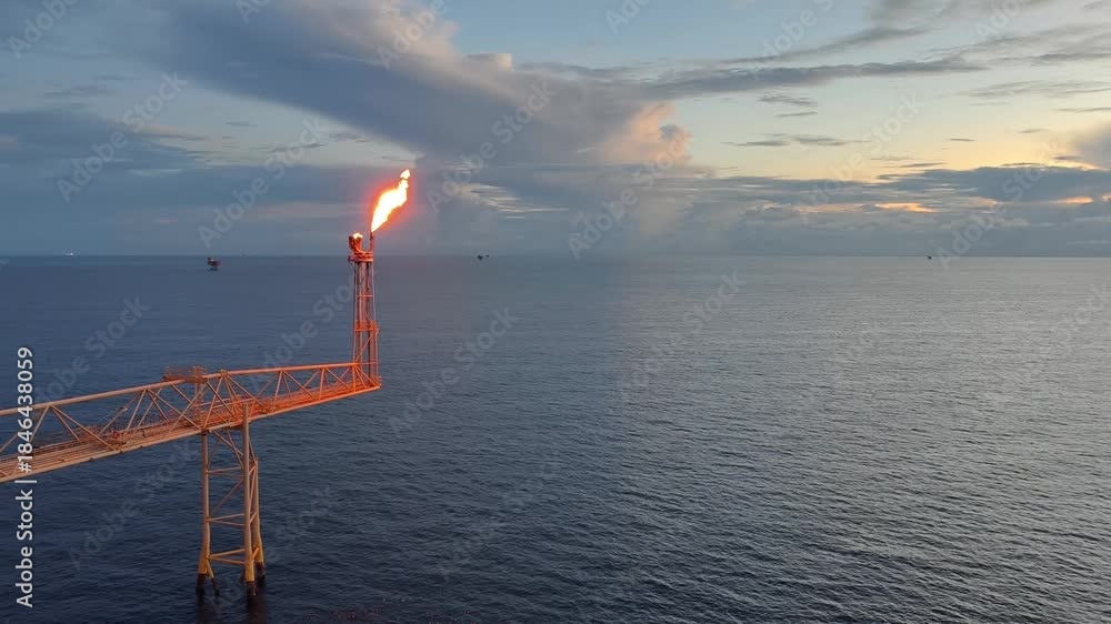 Vidéo Stock Offshore flare gas is the excess natural gas from oil and ...