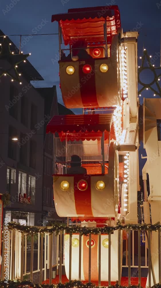 Stockvideon Kinderkarussell in der Weihnachtlich dekorierten ...