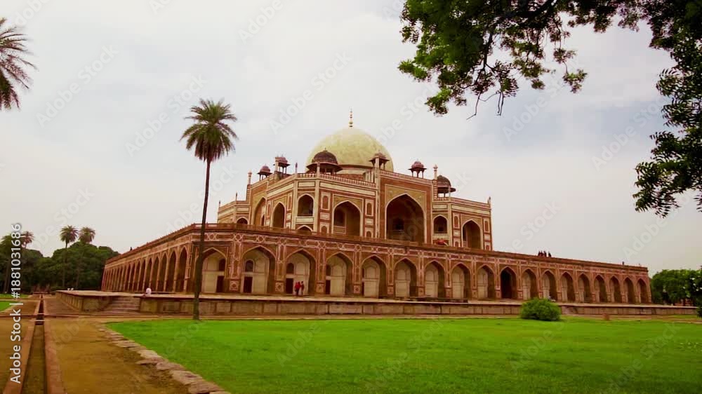 Inside view of Humayun’s Tomb complex in New Delhi, India. The Mughal ...